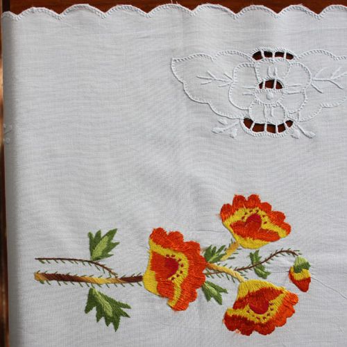 Chemin de table brodé - motif fleur - Fleur-des-Tropiques